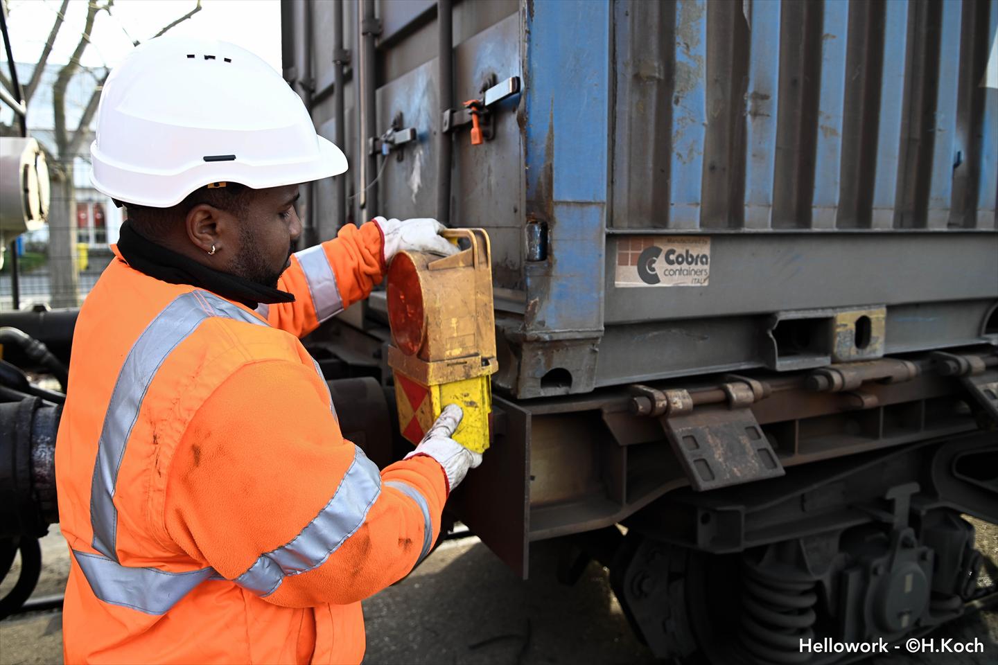 Formation Ferroviaire - P1 - Accrocheur de wagons / SNCF › Société ...
